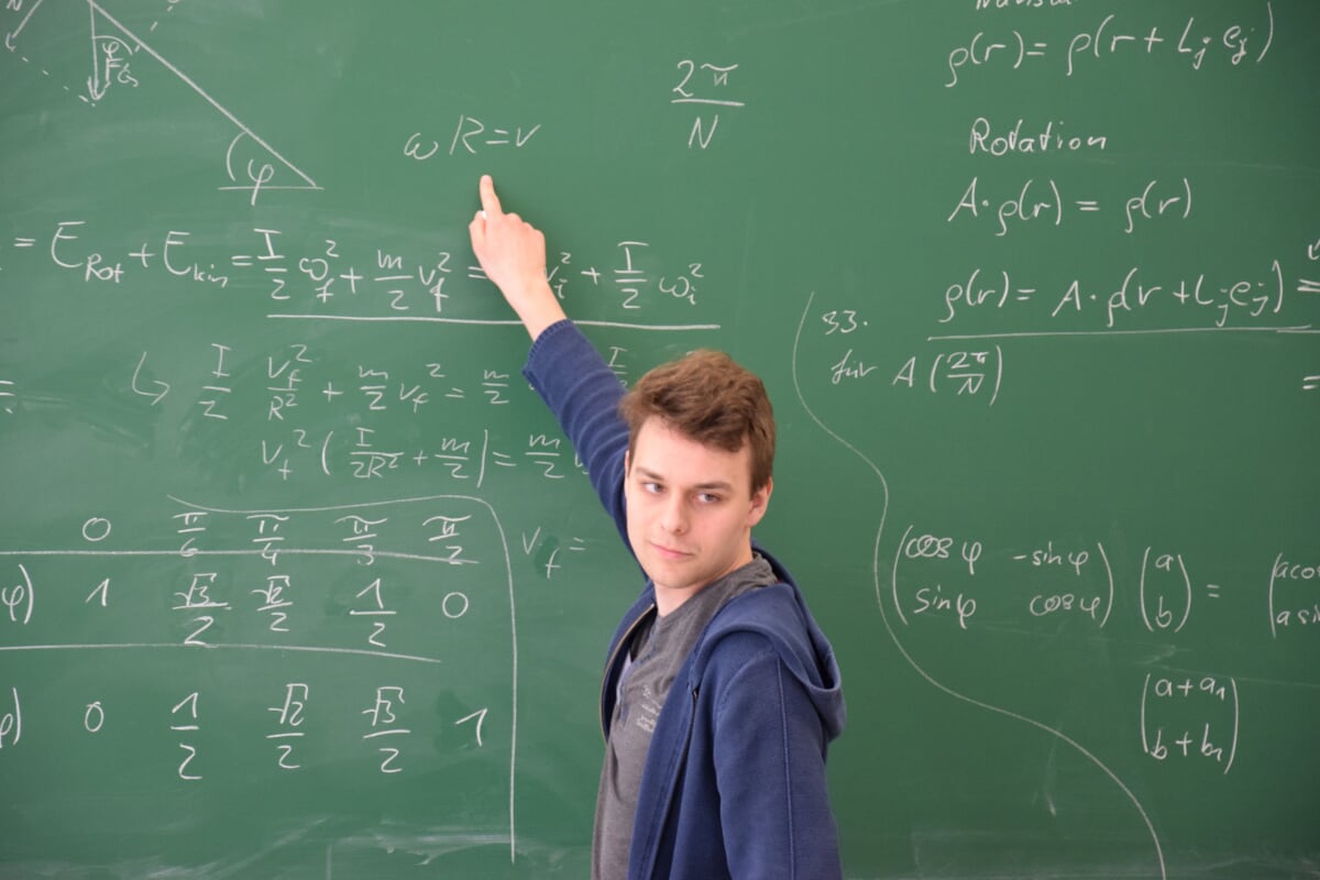 Eifrig rätselnde Physik-Studierende bereit für internationale ...