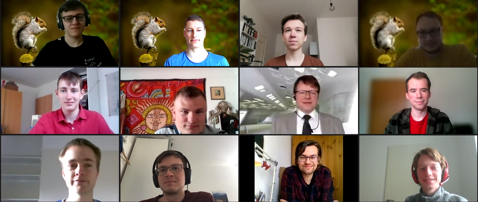 Eifrig rätselnde Physik-Studierende bereit für internationale ...